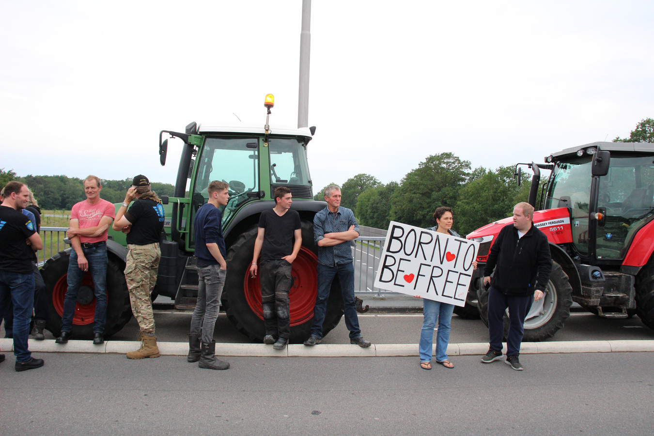 Boosheid over ‘bedreigende’ actie boeren bij huis minister Van der Wal ...