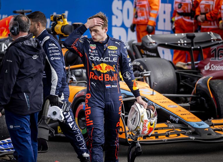 Sainz drijft boven als winnaar in chaotische race op Silverstone, Verstappen door schade buiten ...