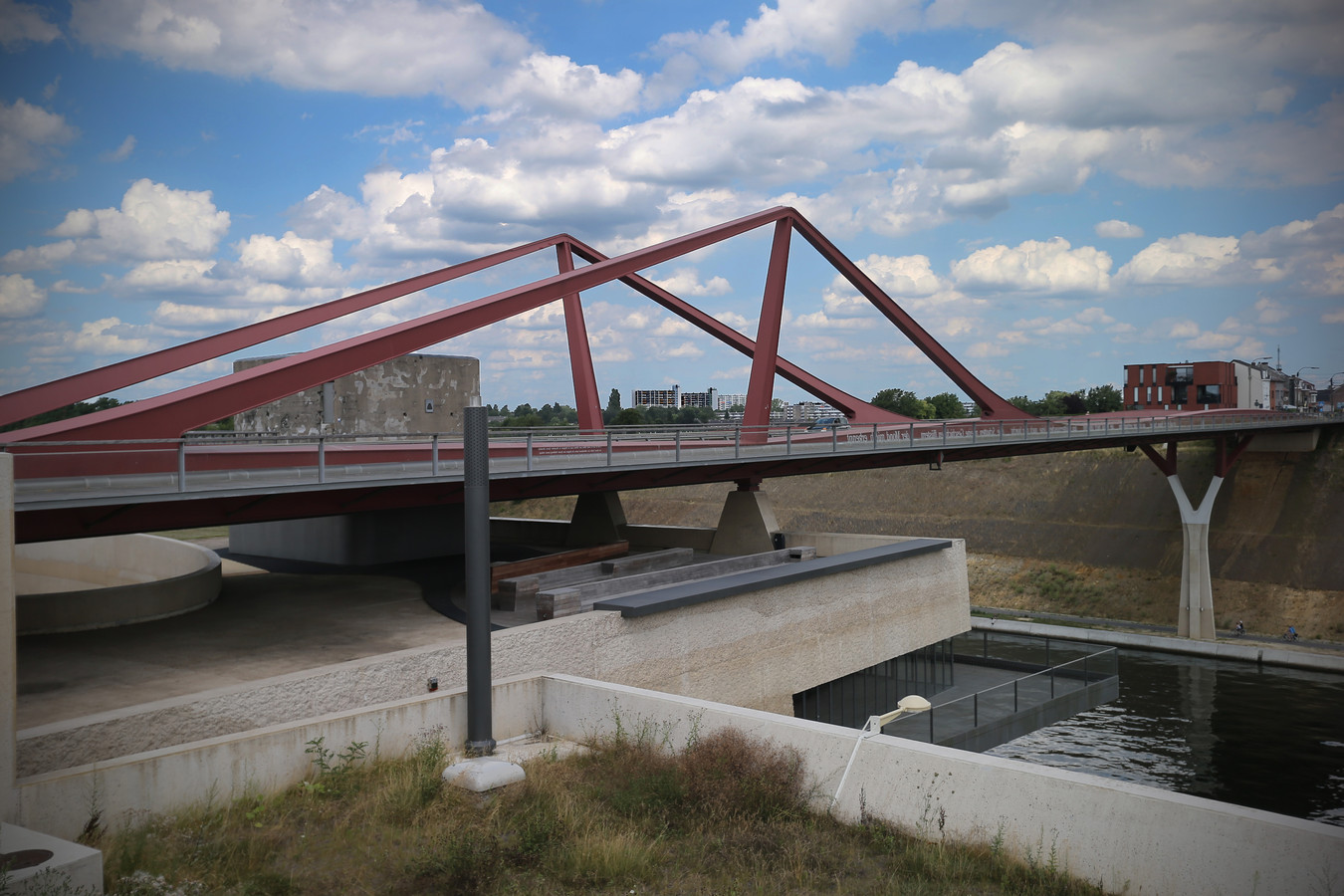 HUIZENJACHT. Riemst, landelijke gemeente tegen de Nederlandse grens ...