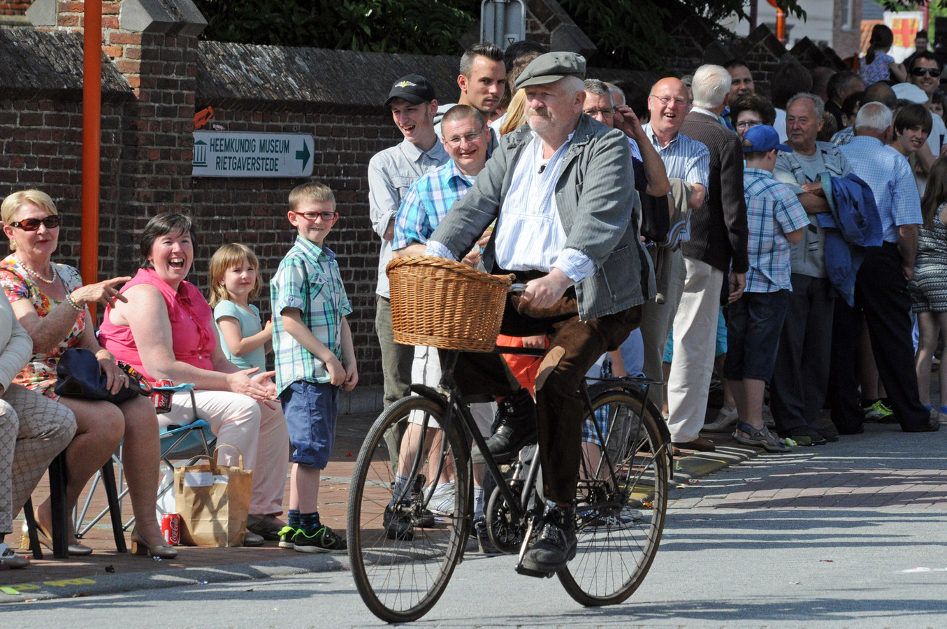 ‘Fiets van Nonkel Jef’ siert voortuin van Freddy (71): “Voorbijgangers ...
