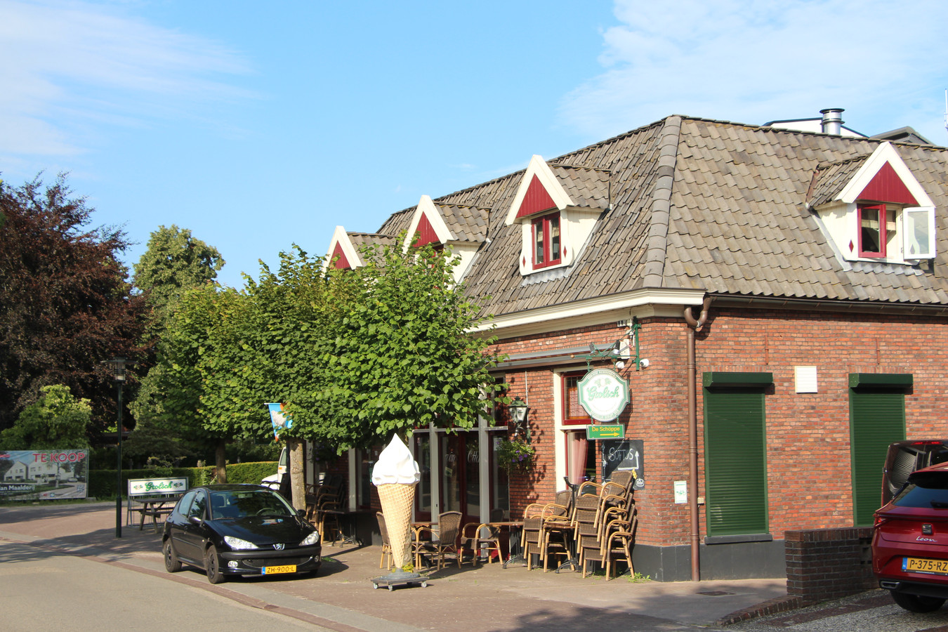 Vier nieuwe woningen achter Café Van Otten in hartje Rietmolen, café ...