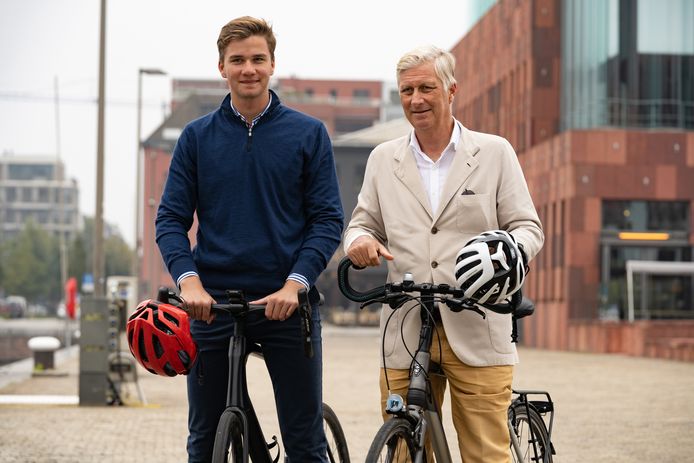 KIJK. Toegejuichte koning Filip, met fietshelm én broekklemmen, en zoon ...