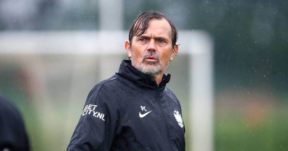 Phillip Cocu bijt op zijn lippen van ergernis om barre omstandigheden ...