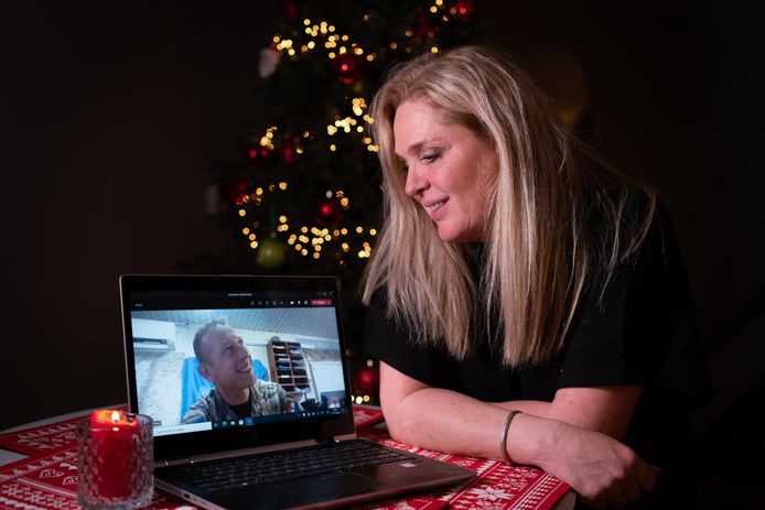 Monika ziet haar Addie met kerst alleen op het beeldscherm, hij bewaakt ...