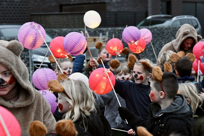IN BEELD. 41e Sint-Maartensstoet lokt massa mensen: “Heel blij dat we ...