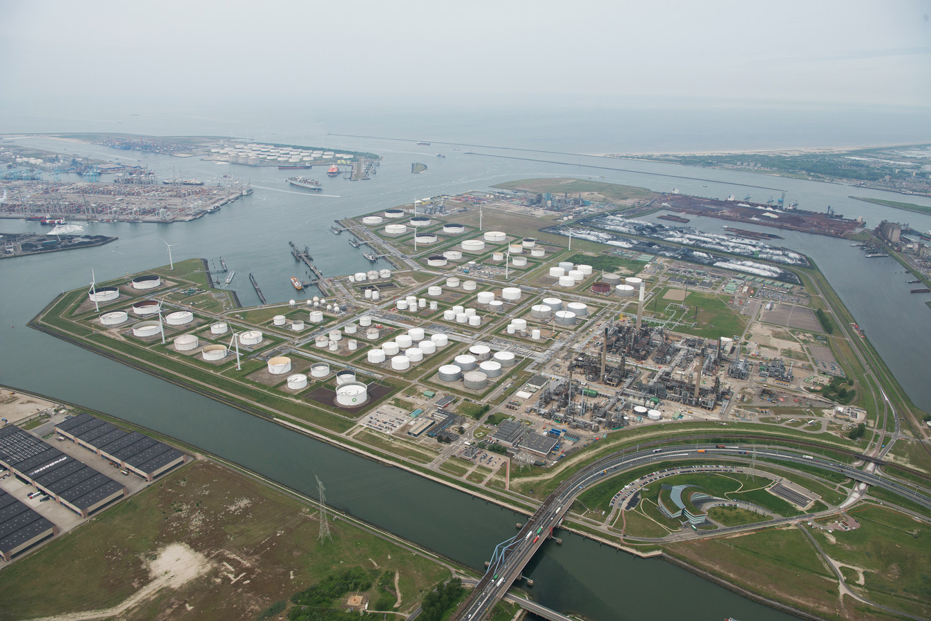 Werknemers BP raffinaderij Rotterdam willen hoger loon | Foto | AD.nl