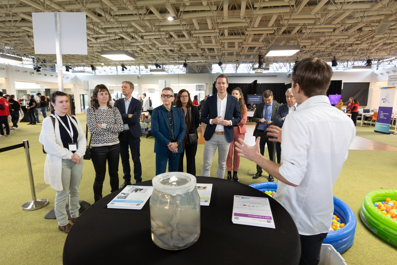 IN BEELD: Mooi volk op Dag van de Wetenschap | Foto | hln.be