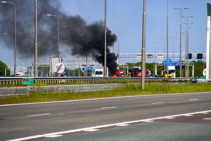 Metershoge vlammen bij autobrand op A1 bij Apeldoorn | Apeldoorn | destentor.nl