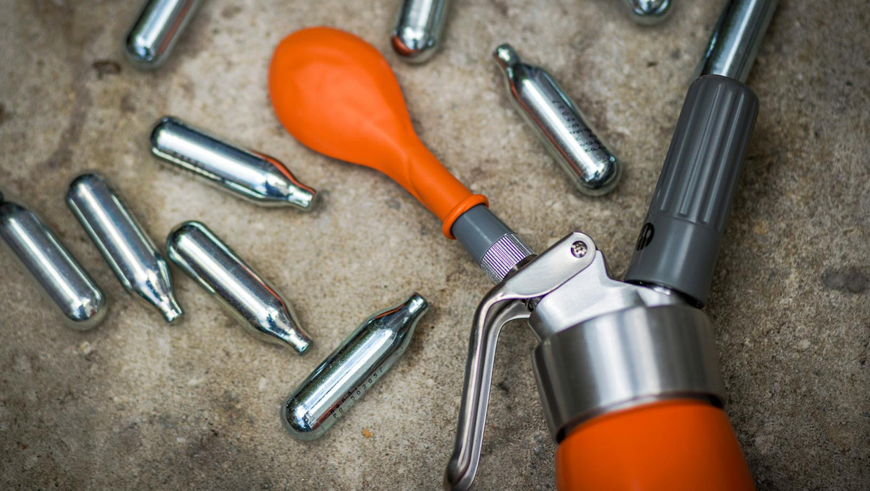 Jongeren omarmen lachgas als partydrug, maar: 'Wat een veilige dosis is ...