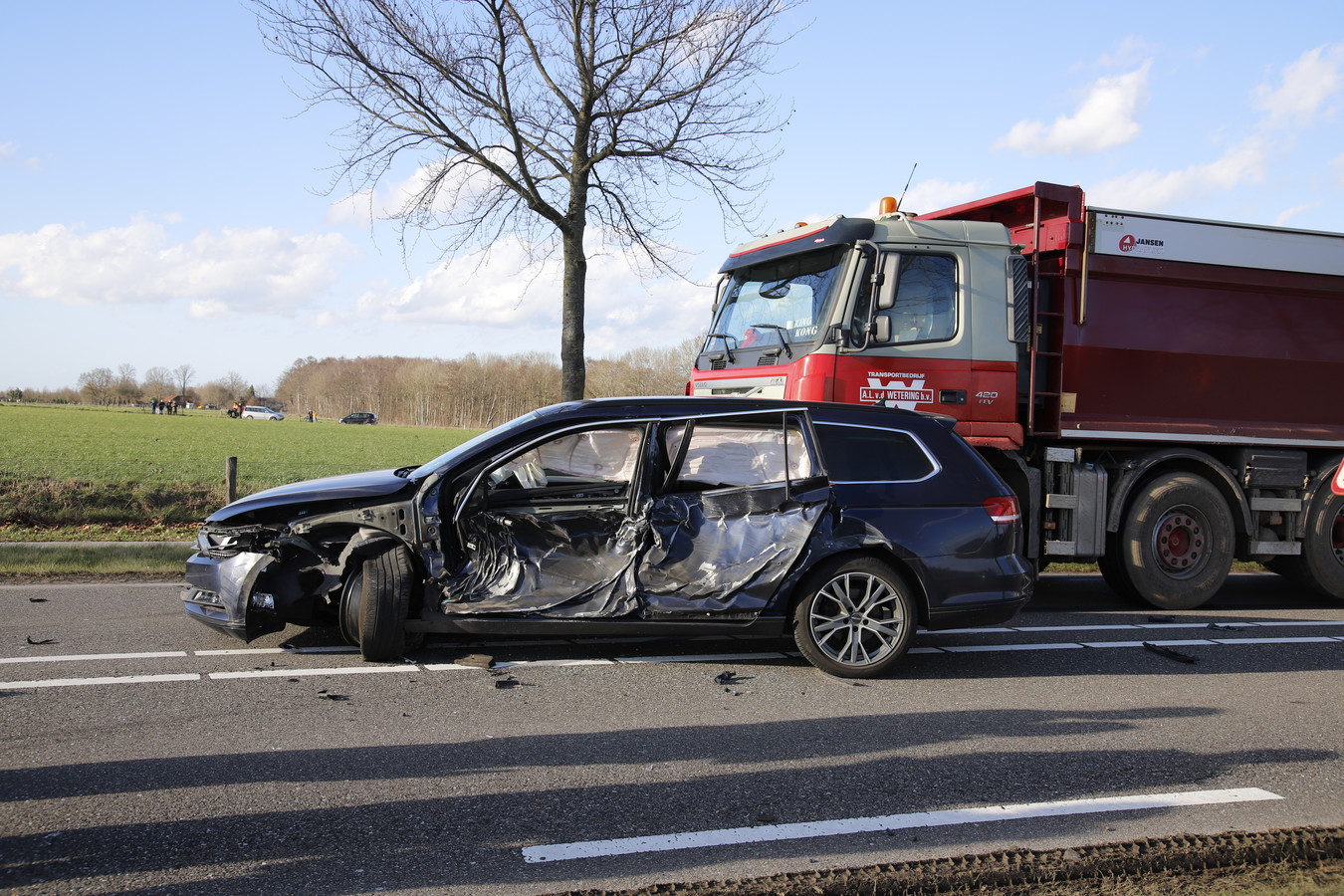 Gebroken wiel van vrachtwagen lijkt cruciale rol te spelen in crash die ...