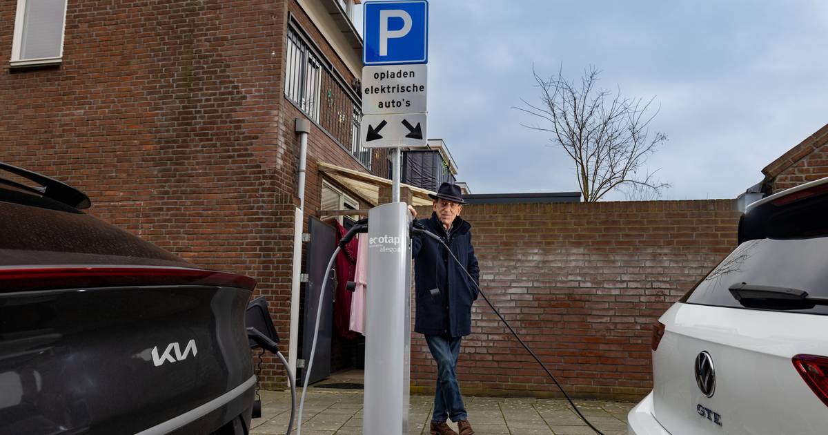 Huib stapt naar de rechter om laadpaal aan zijkant van zijn huis in ...