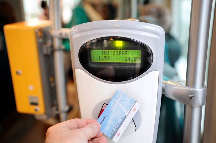 Vanaf vandaag ook met je betaalpas in- en uitchecken in de bus en tram ...