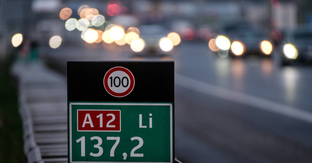 File op de A12 bij Duiven door vakantieverkeer en controle op illegaal ...