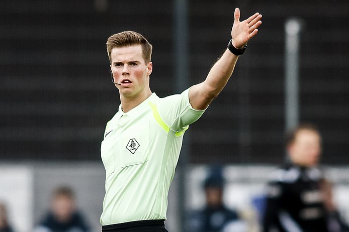 Pas 23-jarige scheidsrechter uit Cuijk debuteert in profvoetbal ...