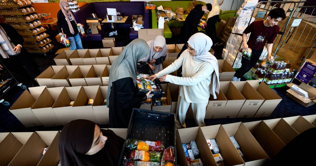 Met doos vol eten en praatje aan de deur: Helmondse jongeren helpen ...