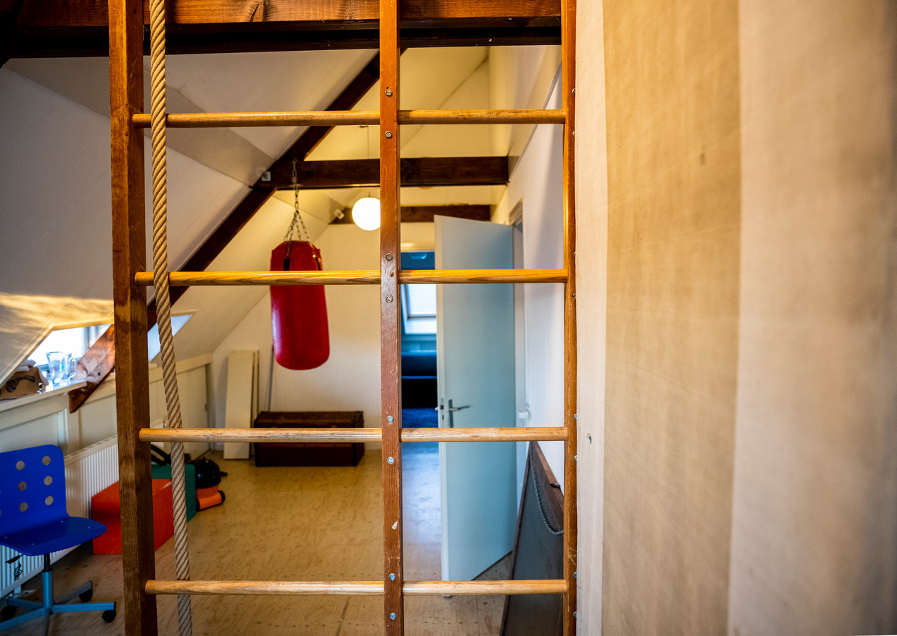 Erica en Koen wonen in voormalig schoolgebouw: ‘De trapleuning hangt ...