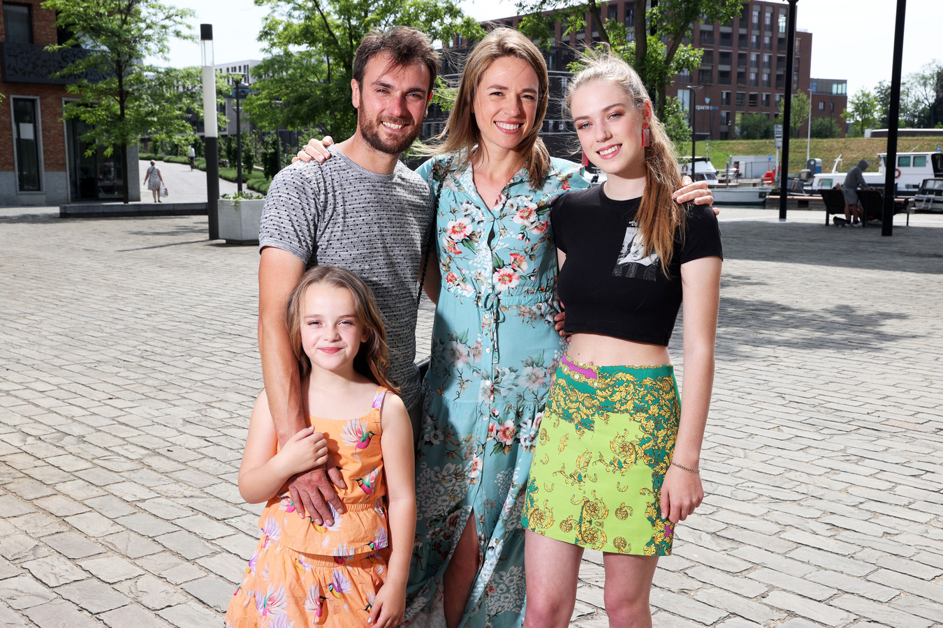 Stephanie en Iluna Planckaert stellen eigen make-upbox voor | Foto | hln.be