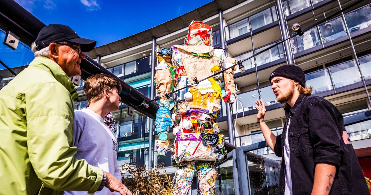 Rowin (20) maakt statement met afvalbeeld van ‘mens’: ‘We maken een ...