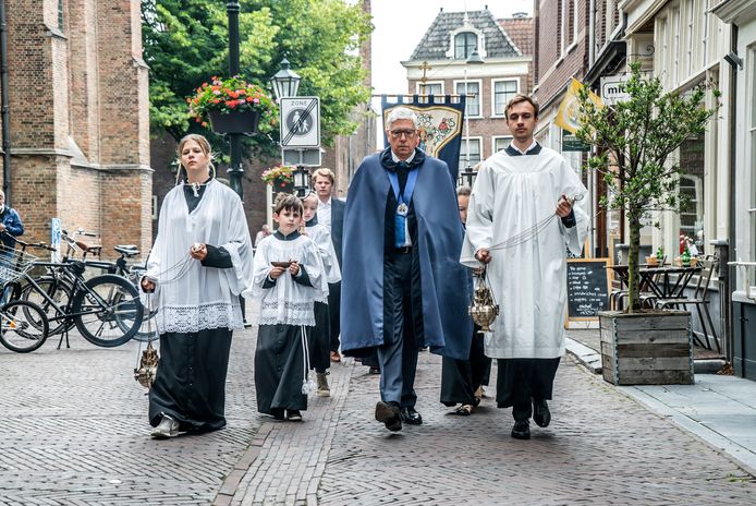 Ommegang herdenkt bijzondere genezing bij het beeld van Maria in de ...