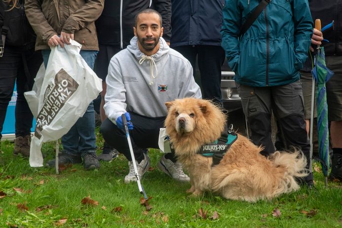 CD&V voorzitter Sammy Mahdi ruimt zwerfvuil op World Clean Up Day ...