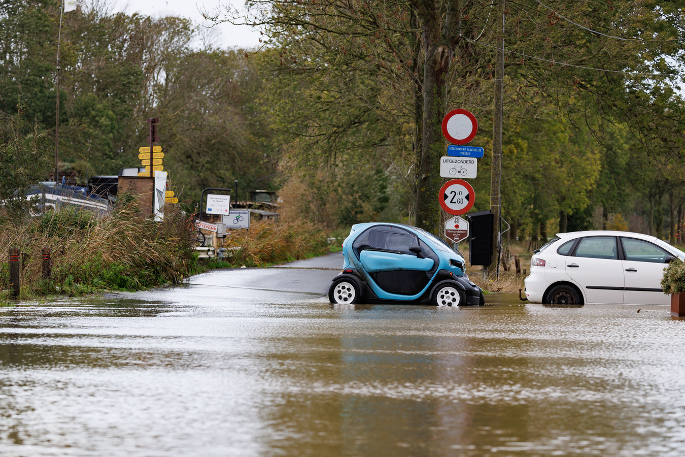 LIVE WATEROVERLAST WESTHOEK. Water trekt stilaan weg door droger weer ...
