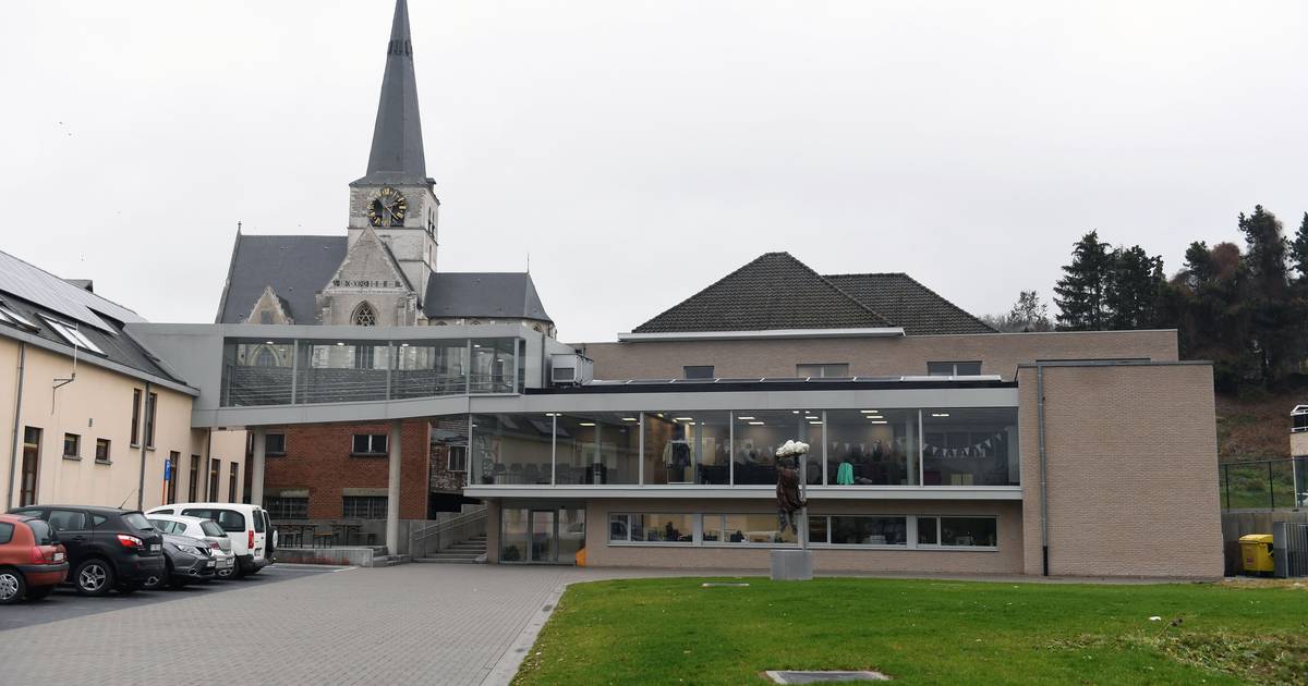 Ingang administratief centrum afgesloten door werken | Huldenberg | hln.be