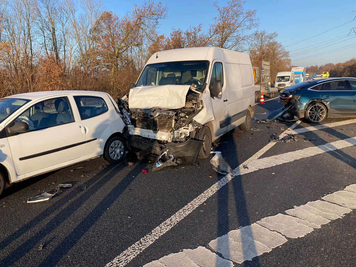 File op A326 tussen Nijmegen en Ravenstein door ongeluk | Foto ...