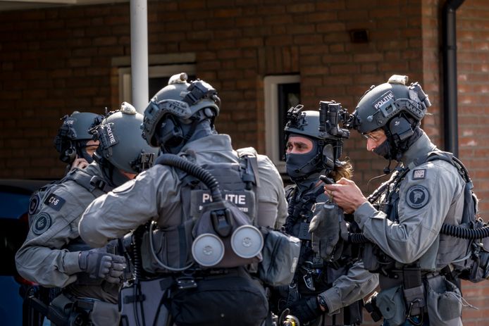 Arrestatieteam valt woning binnen in Geertruidenberg en overmeestert ...