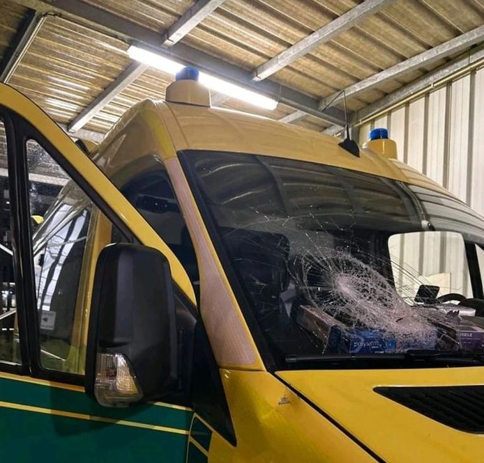 Vandalen beschadigen ziekenwagen en gooien nadien ook ruit van ... Vandalen beschadigen ziekenwagen en gooien nadien ook ruit van ...