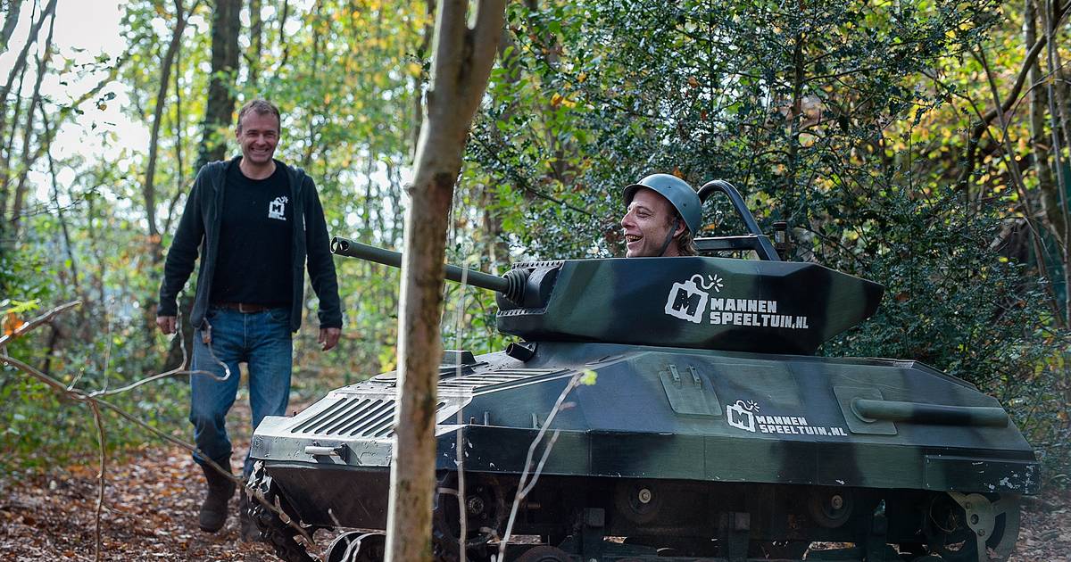 Mini-tank rijden en ijzersmeden: weer even een jongetje in De ...