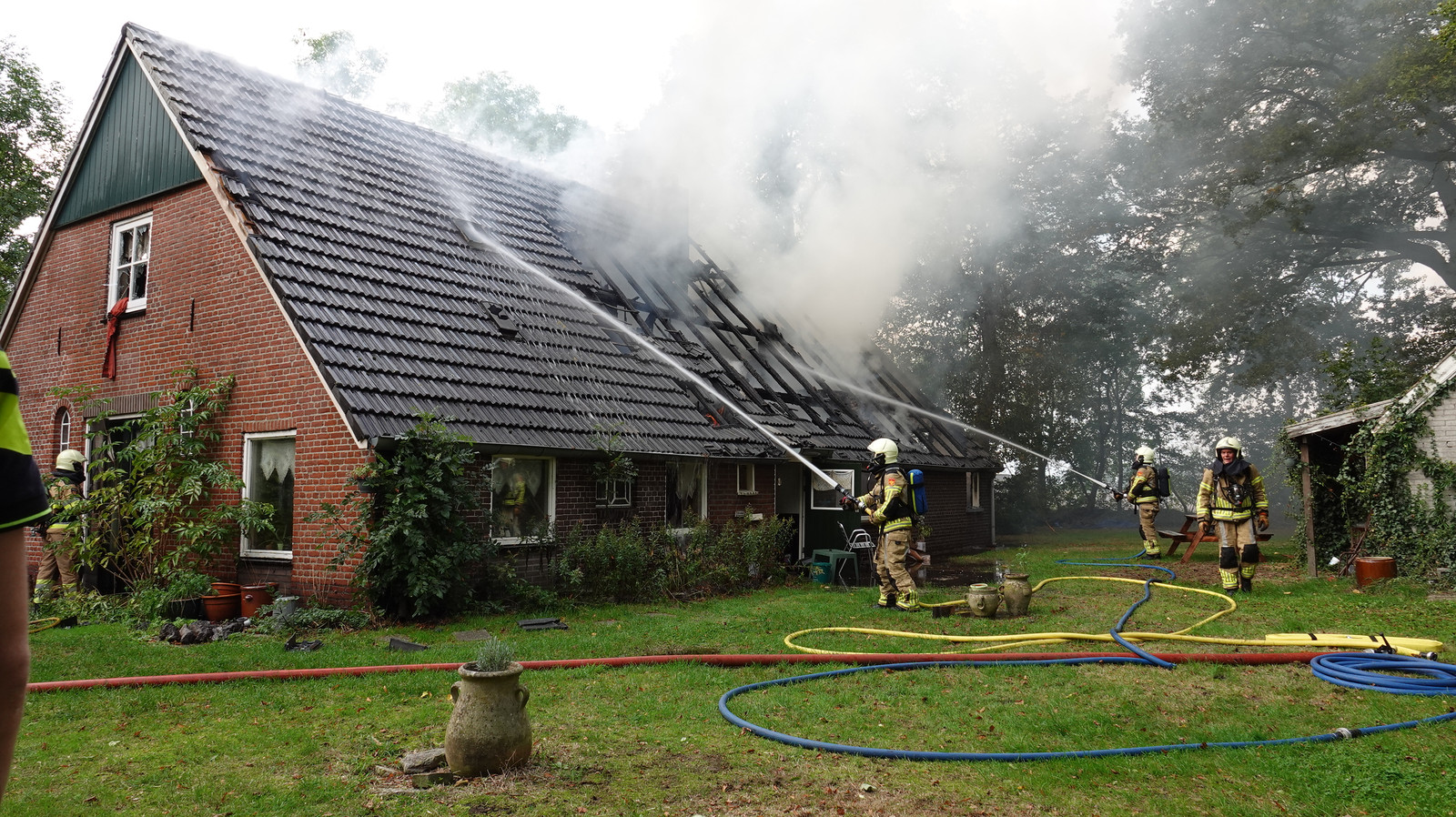 Uitslaande brand legt boerderij grotendeels in de as in buitengebied Den Velde | Foto | destentor.nl