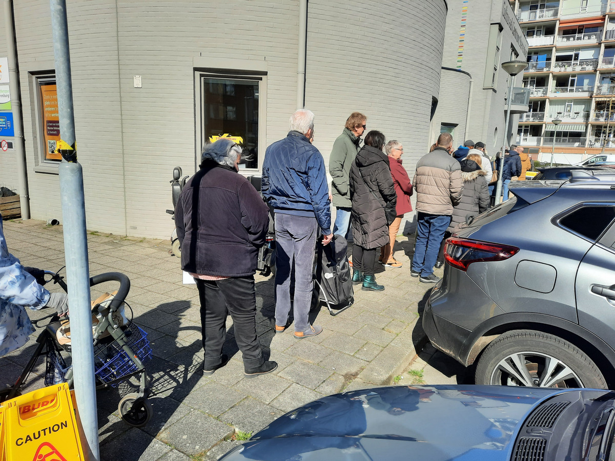 Lange rij voor stembureau in Sterrenburg zorgt voor verbazing: ‘Zo erg ...