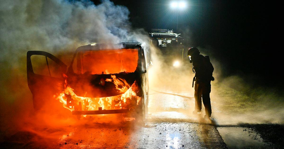 Busje vol pakketjes in vlammen op bij Valkenswaard | Valkenswaard | ed.nl