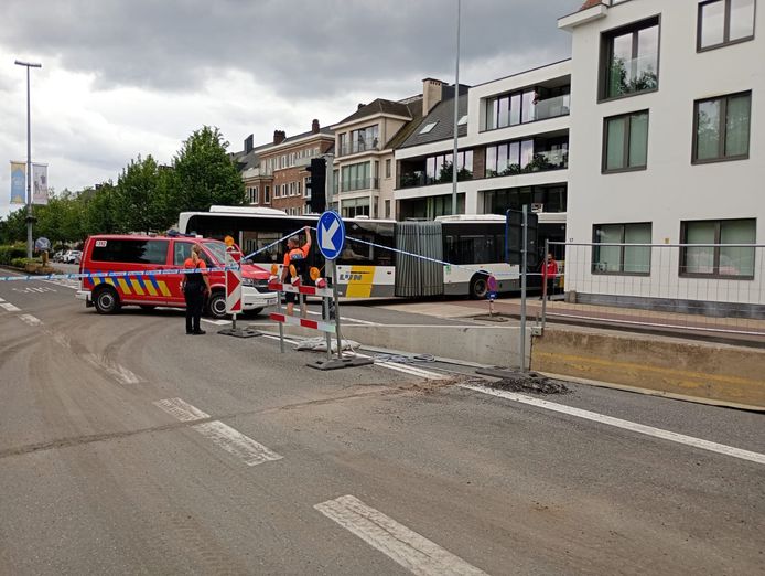 Chaos op Parklaan in Sint-Niklaas na gaslek: bus van De Lijn rijdt zich vast | Sint-Niklaas | hln.be