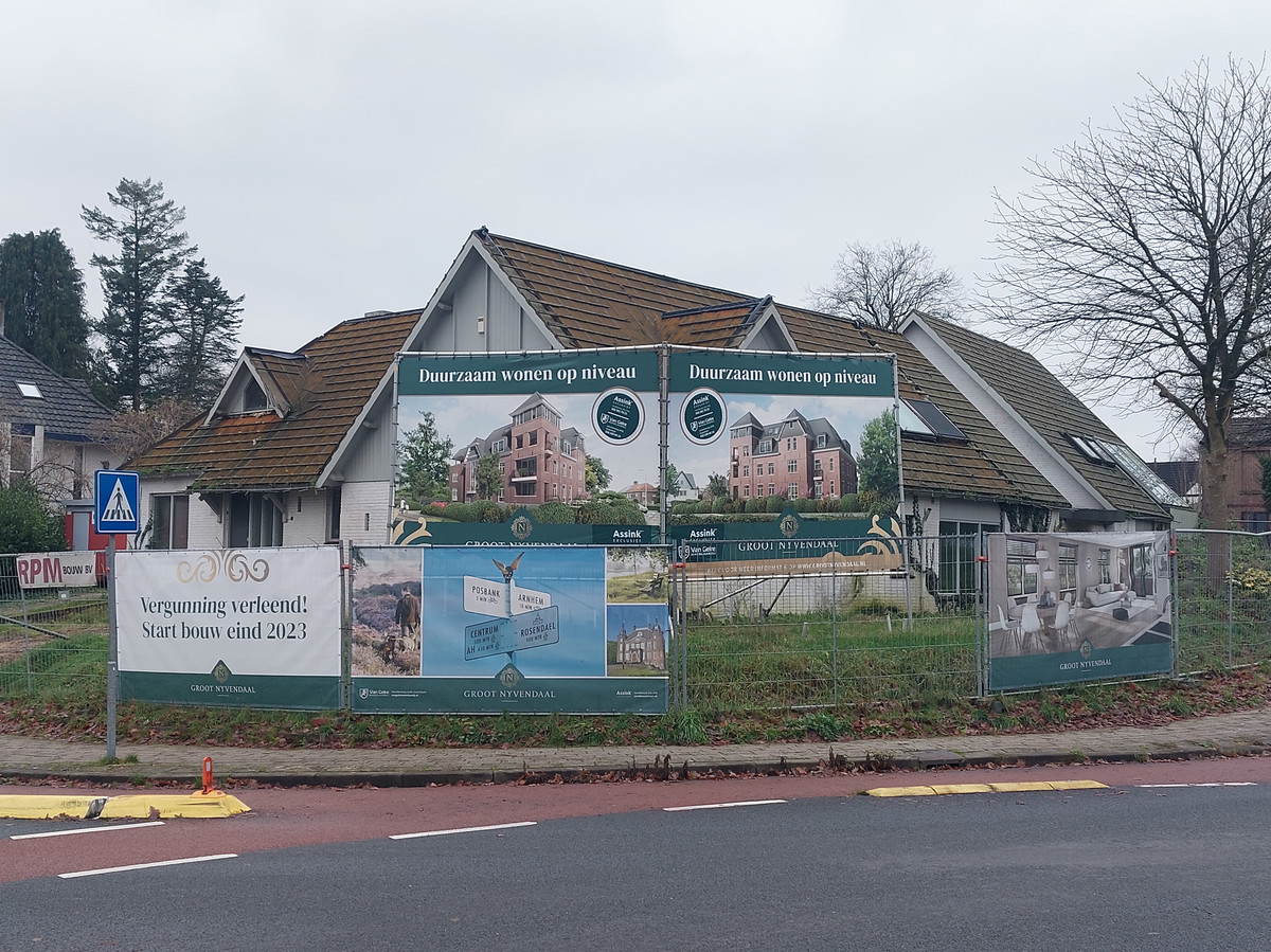 Op de plek van deze bouwval kunnen na jaren dimdammen negen luxe ...
