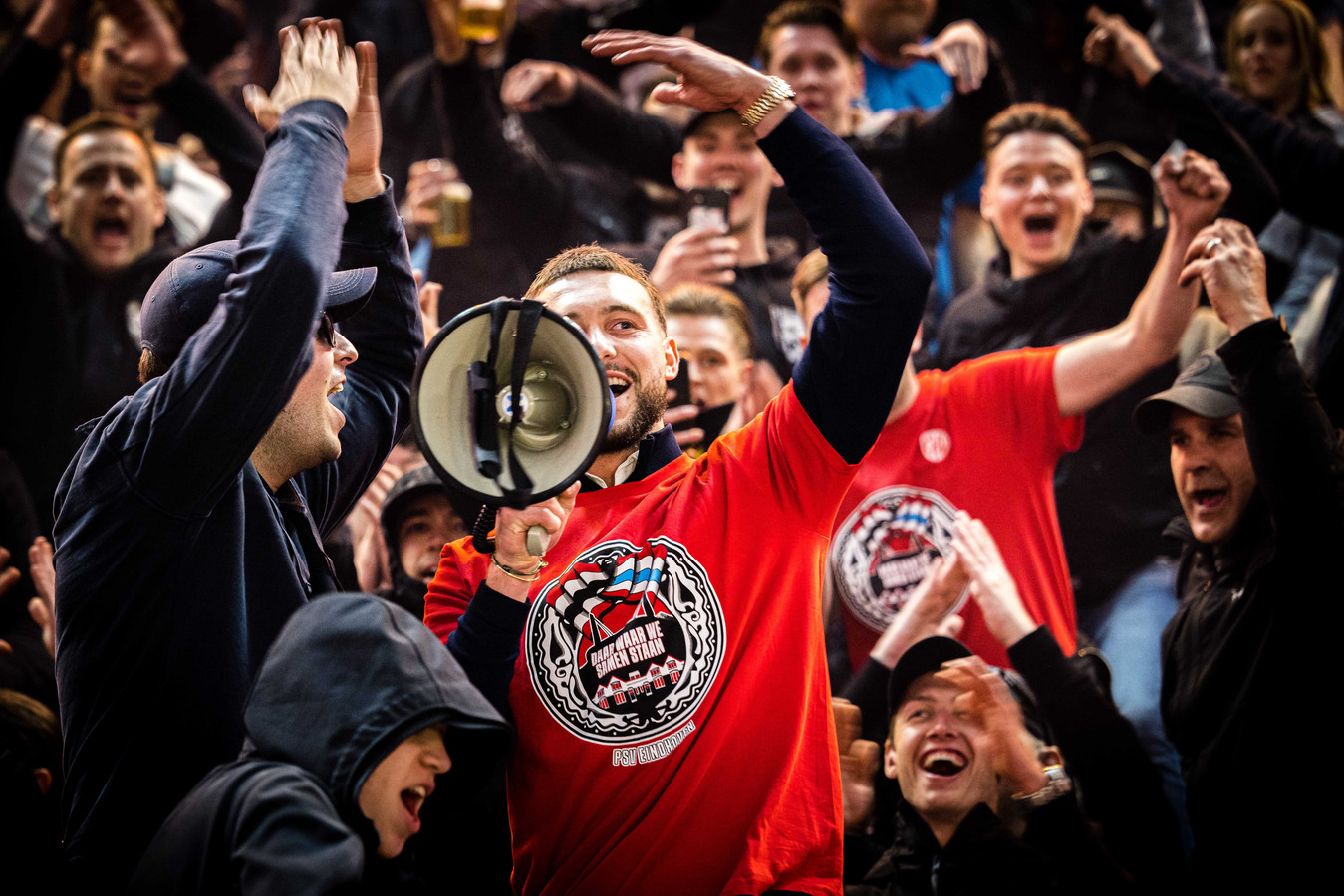 PSV viert bekerwinst met de fans, bekijk hier de mooiste plaatjes ...