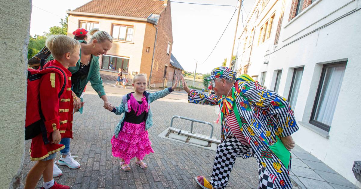 Clown Jobo wacht kinderen op: “We gaan er een spectaculair schooljaar van maken” | Ternat | hln.be