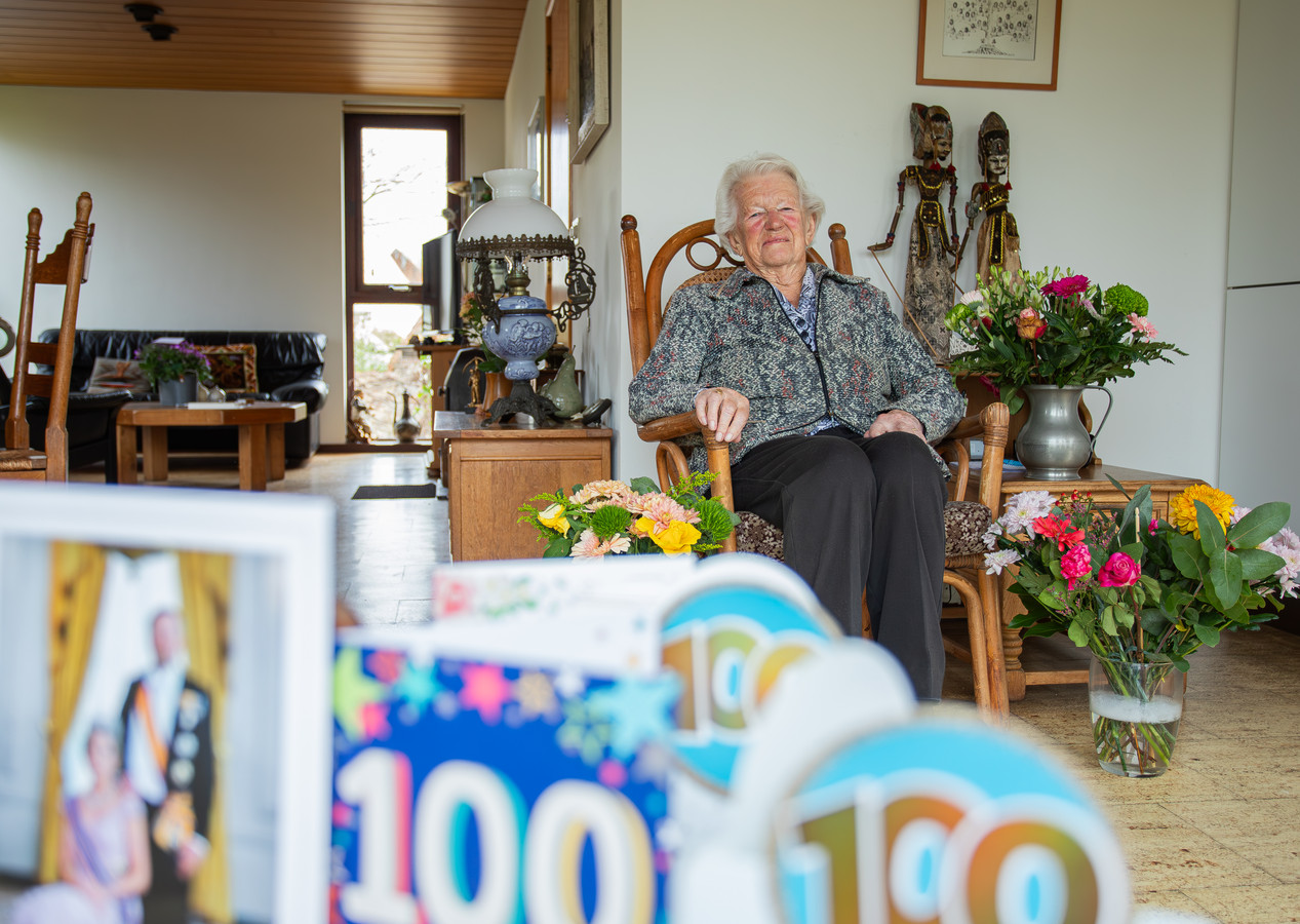 Eeuweling Maatje Puijenbroek snoeit nog gewoon in haar tuin in ...