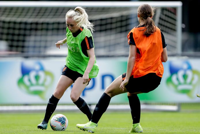 International Inessa Kaagman traint mee bij DESZ | Amateurvoetbal ...