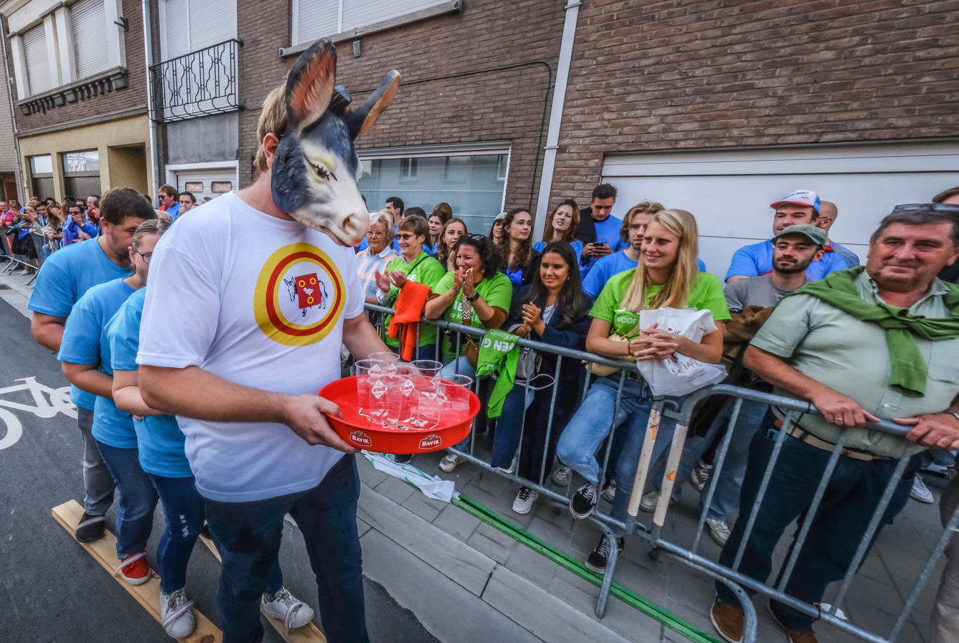 Sire David II is Koning Ezel af en geeft fakkel door aan Sire Brent de ...