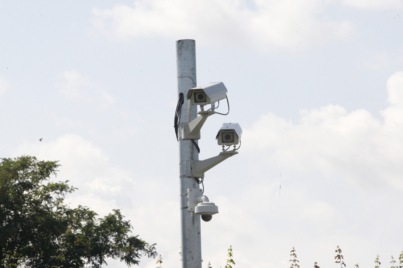 Vreemde paal vol camera's duikt op naast E314 | Foto | hln.be