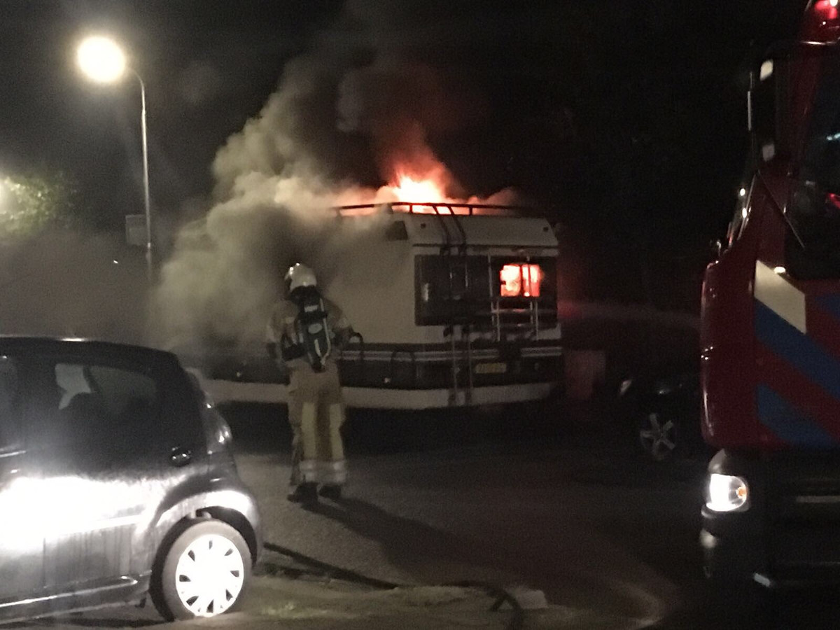 Camper volledig uitgebrand in Kruiskamp | Foto | AD.nl