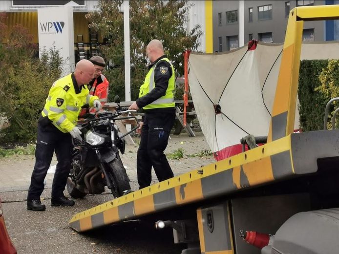 Vrouw (56) op lesmotor overlijdt door botsing tegen bedrijfspand in Ede ...