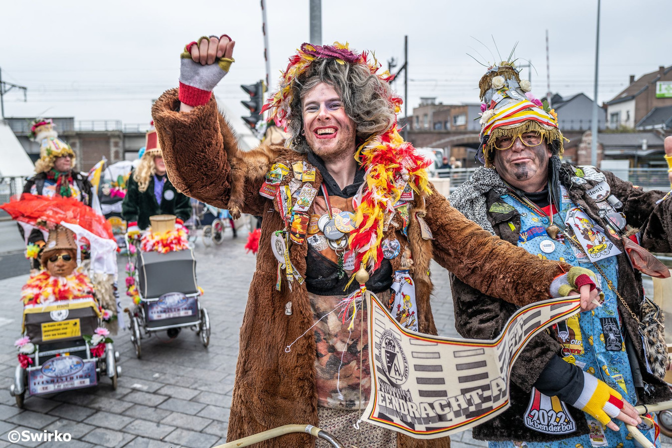 Vijftig Voil Jeanetten trokken door Aalst met hun retro ‘kinjerkoesj ...