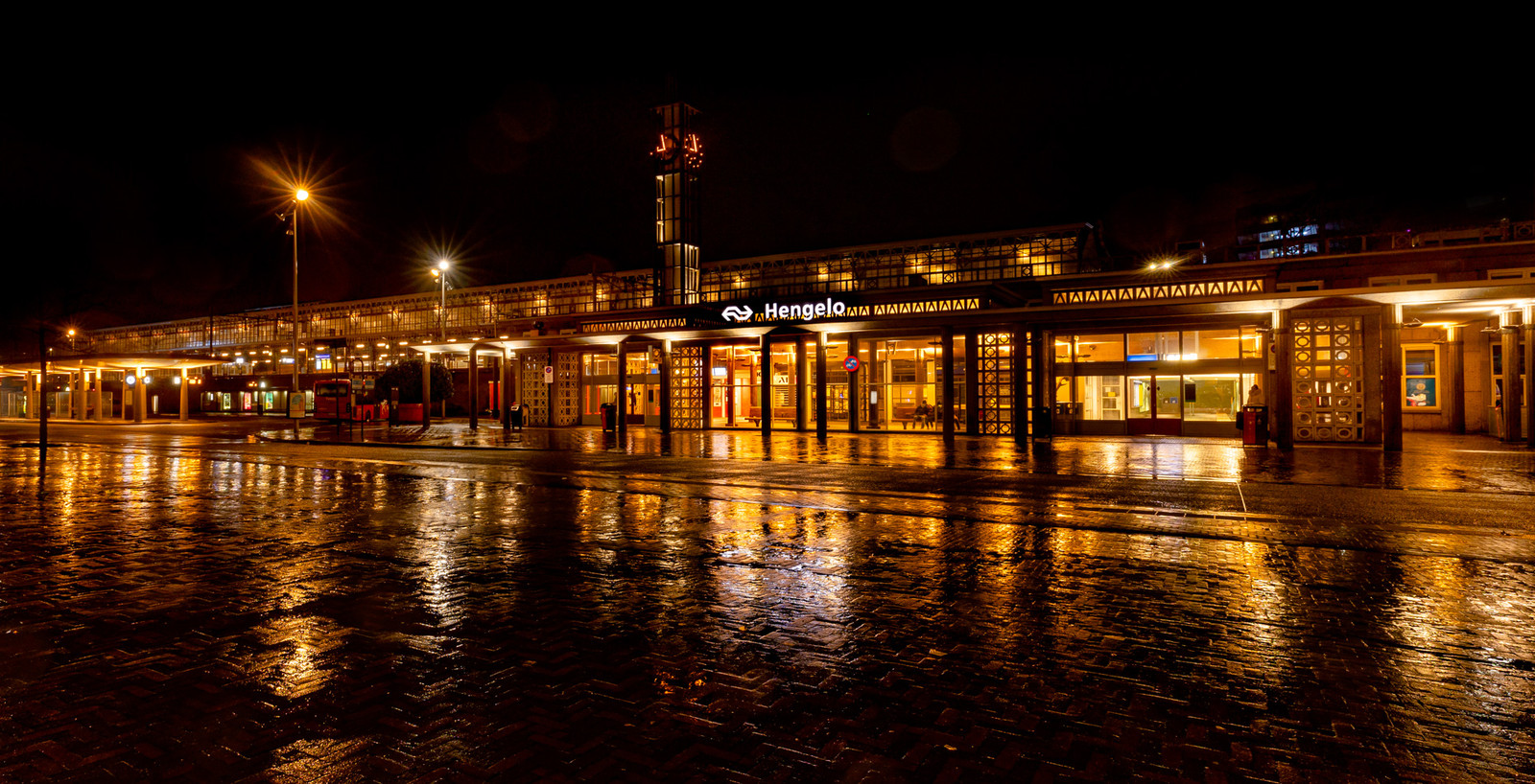 Als het in Hengelo donker wordt, gaan de schijnwerpers aan en wordt het ...
