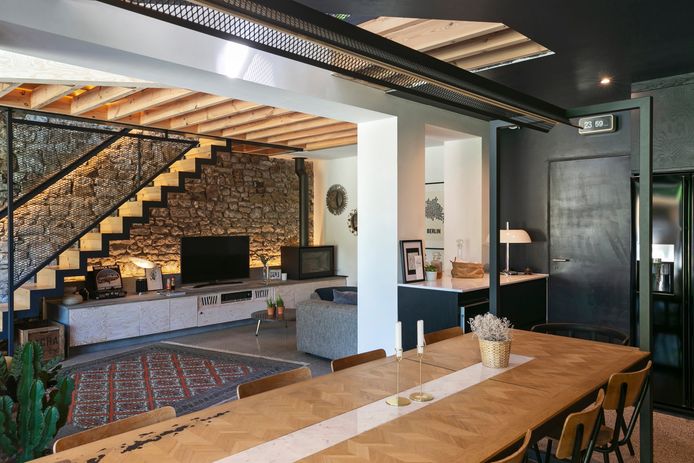 Zwarte keuken, natuursteen en oude Japanse geveltechniek: Gianni en ...