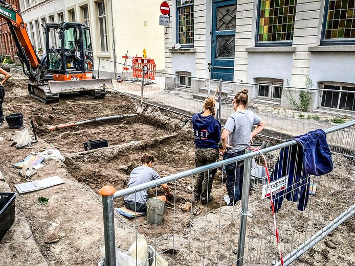 25 skeletten blootgelegd tijdens vooronderzoek werken Sint-Annakerk | Brugge | hln.be
