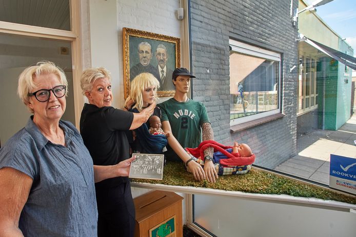 Oud-juf Gerdien en haar zus Gerrie kleden basisschool Macharen ...