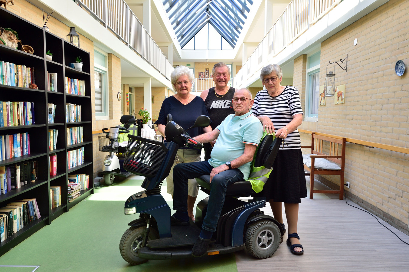 Ab (80) zit ‘nog steeds’ met schimmel op de muren en komt in actie ...