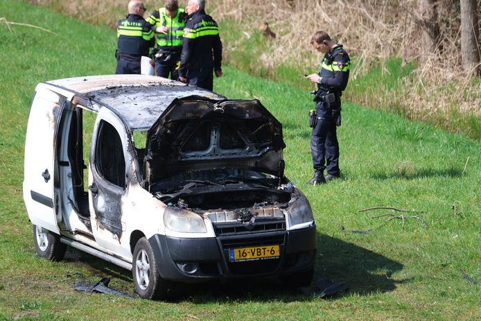 Busje brandt uit op groenstrook, bestuurder zit verderop te vissen ...